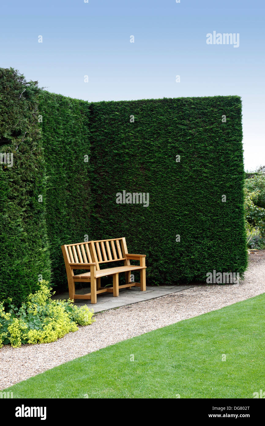 Wooden garden bench hi-res stock photography and images - Alamy