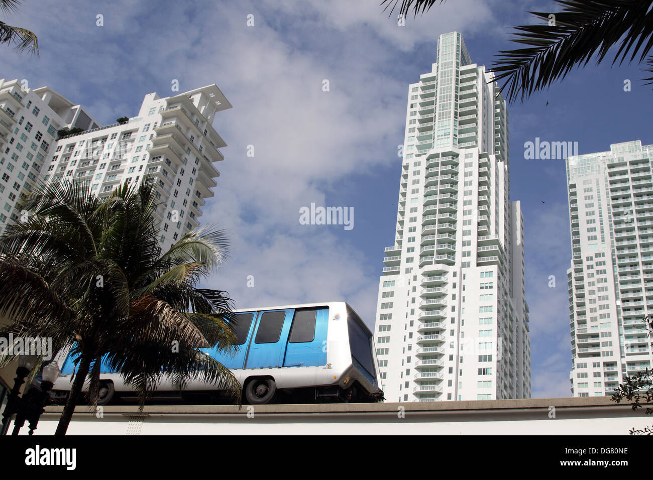 Downtown miami metro rail hi-res stock photography and images - Alamy