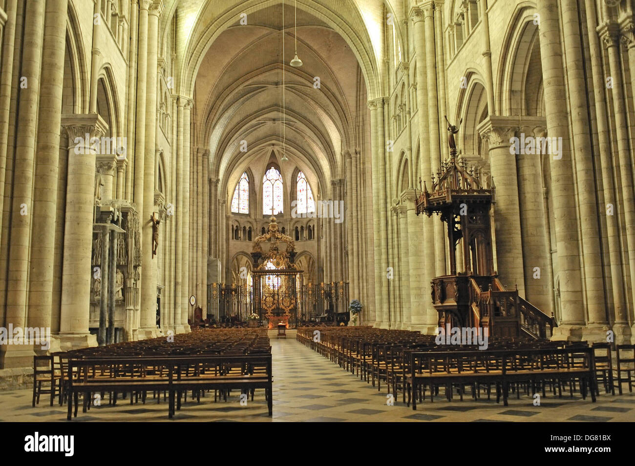 Sens cathedral interior hi-res stock photography and images - Alamy
