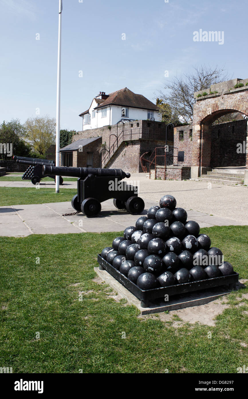 13th century cannon hi-res stock photography and images - Alamy