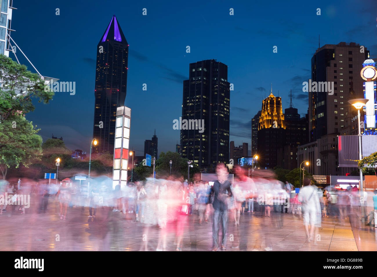 Crowd people walking long exposure hi-res stock photography and images ...