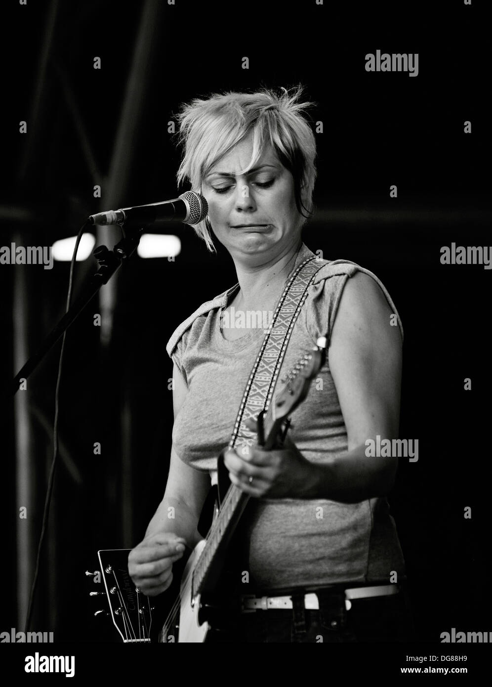 Wire Daisies Treana Morris hits bum note on stage at Lanhydrock ...