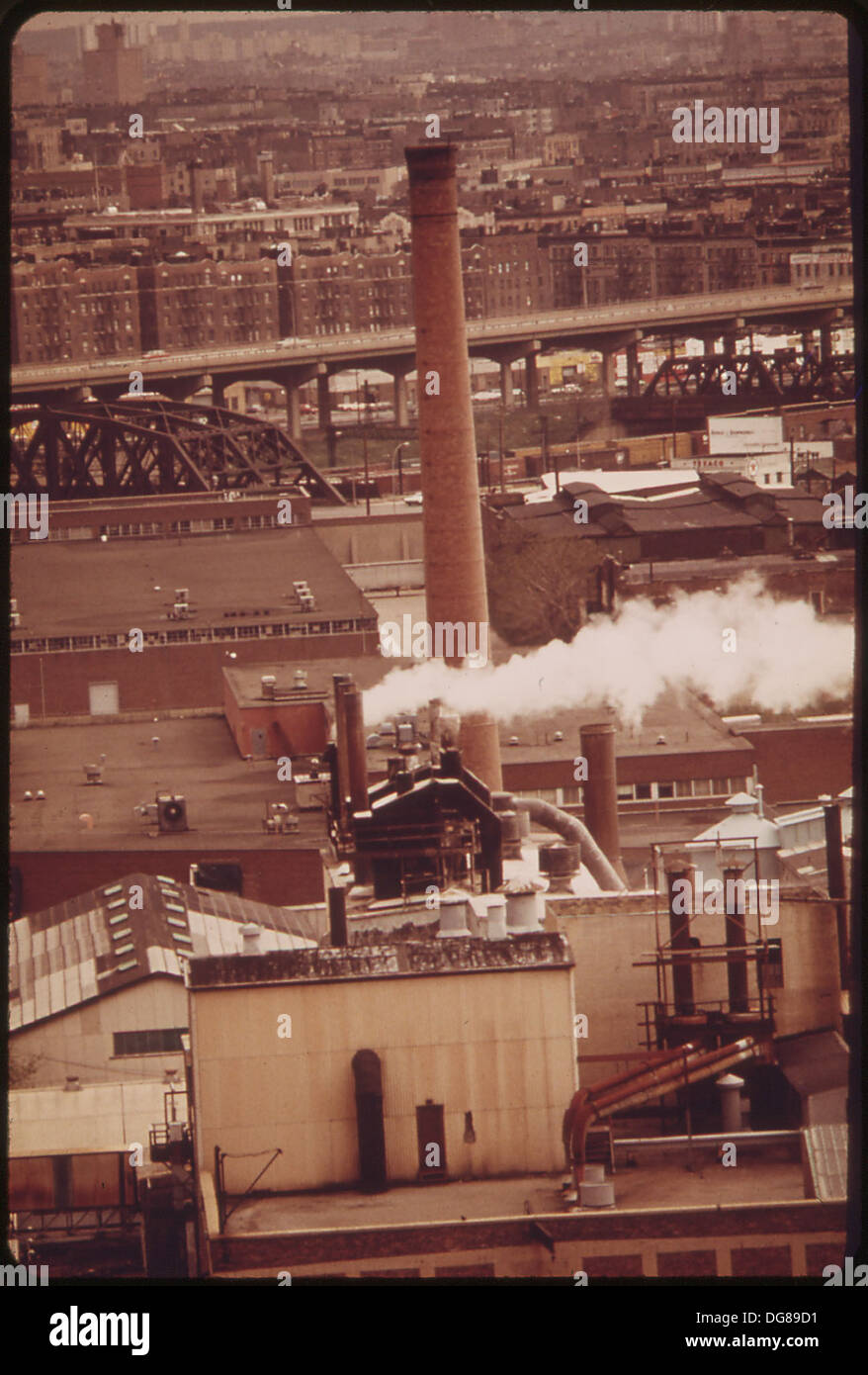 Consolidated edison smoke stack in brooklyn hi-res stock photography ...