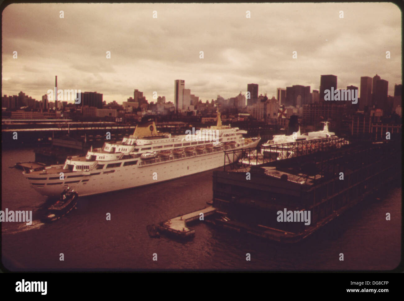 Ships at dock hi-res stock photography and images - Alamy