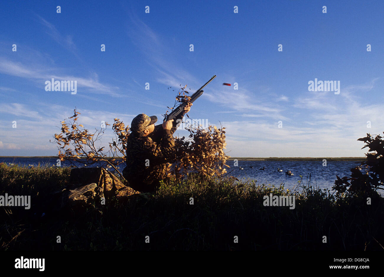 Hunter with gun hi-res stock photography and images - Alamy