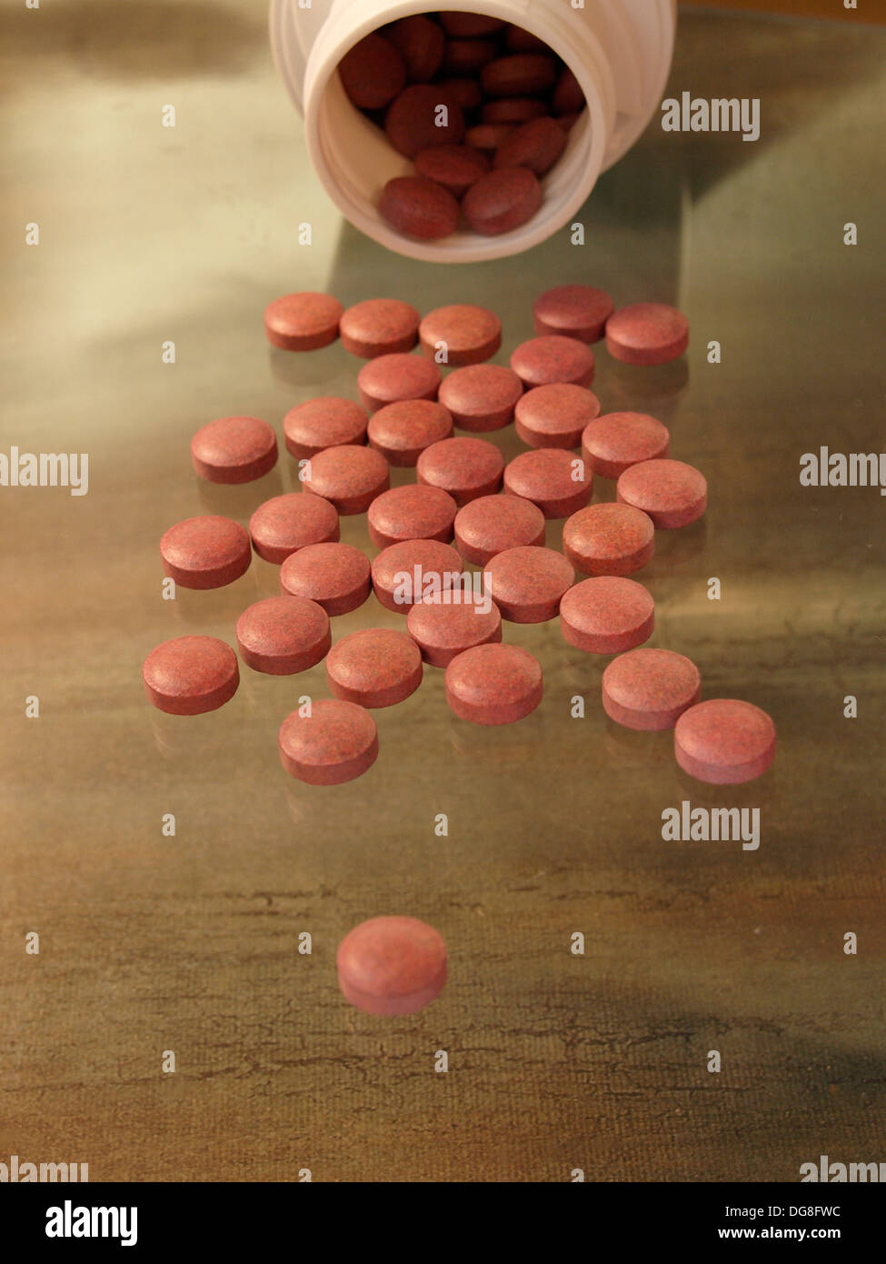 Vitamin tablet hi-res stock photography and images - Alamy