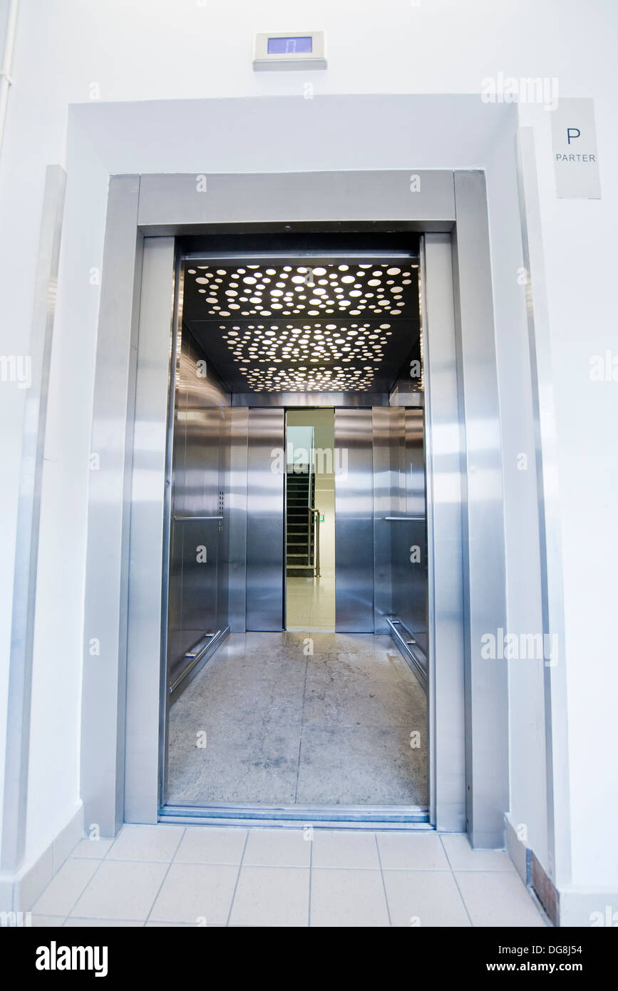 Hotel floor from elevator hi-res stock photography and images - Alamy