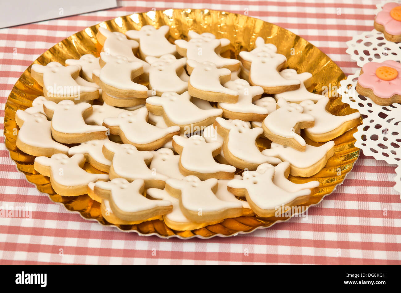 Halloween ghost biscuit hi-res stock photography and images - Alamy
