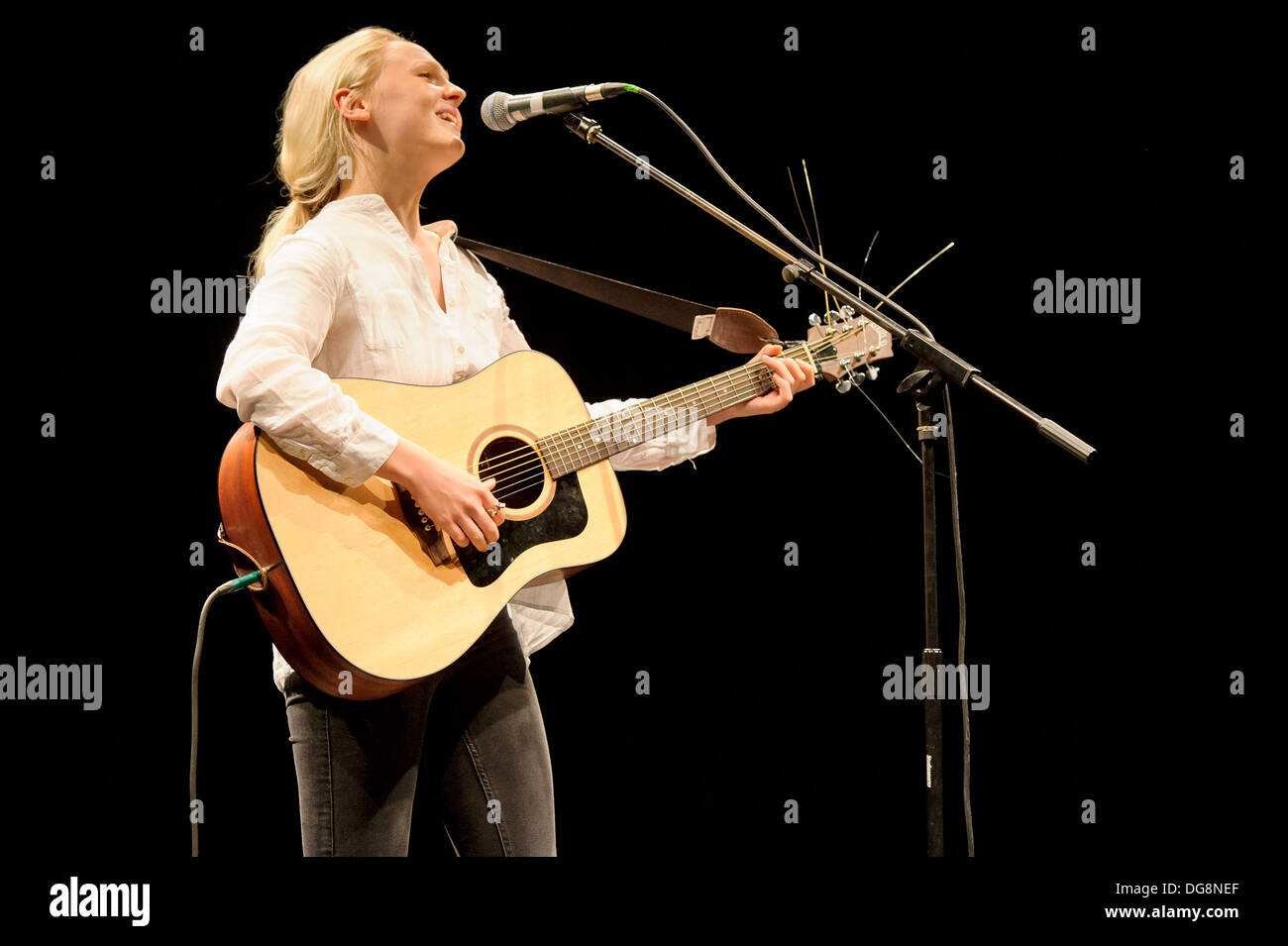 Laura marling with guitar hi-res stock photography and images - Alamy
