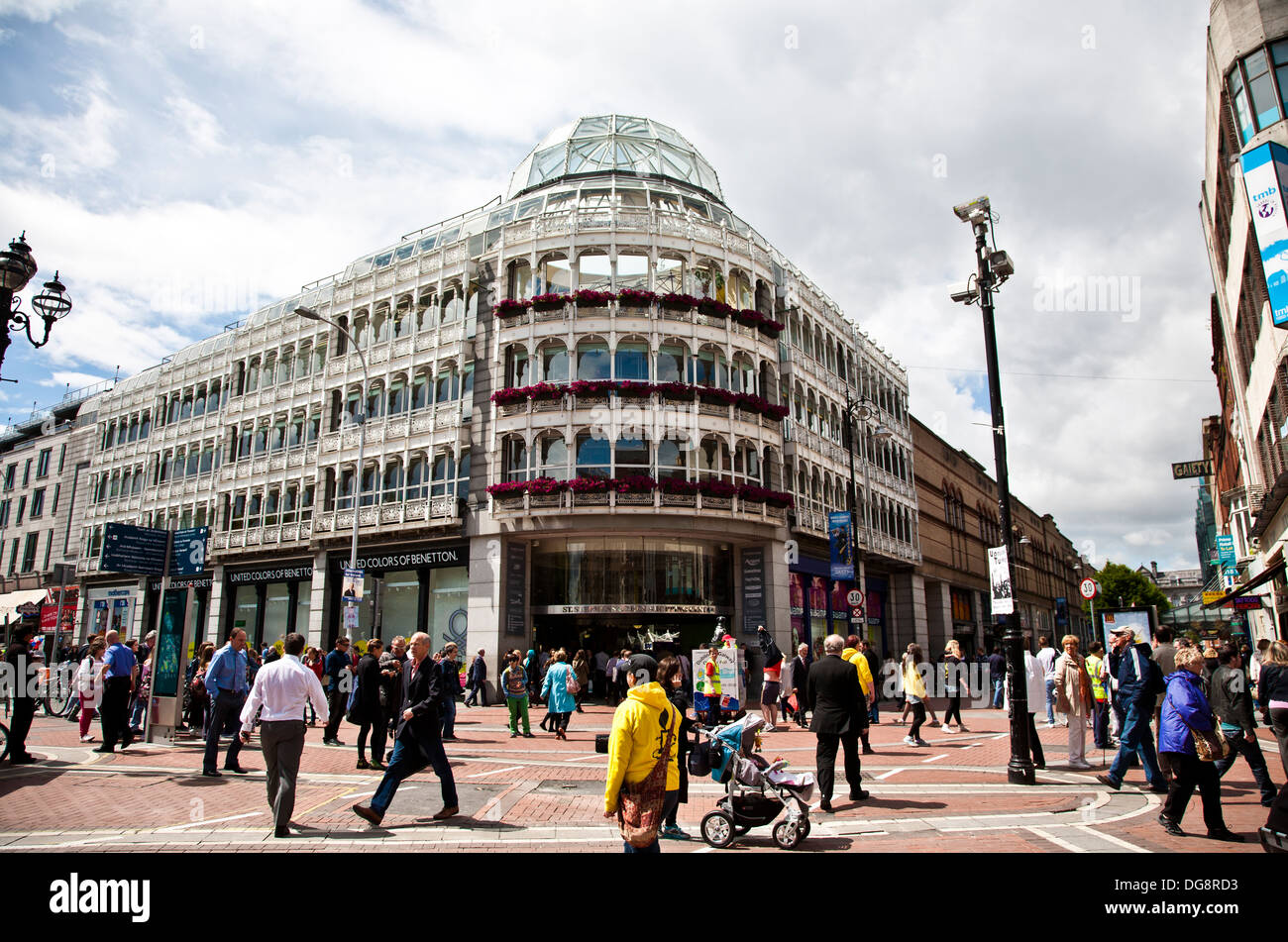 View of busy city streets and shopping mall downtown Dublin, Ireland ...