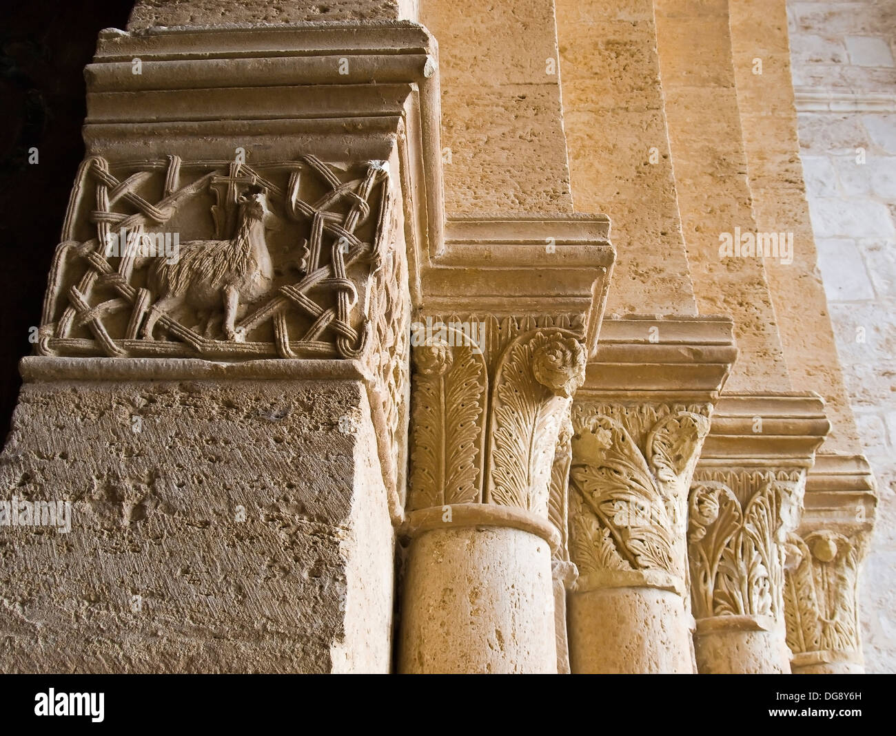 Capiteles romanicos hi-res stock photography and images - Alamy
