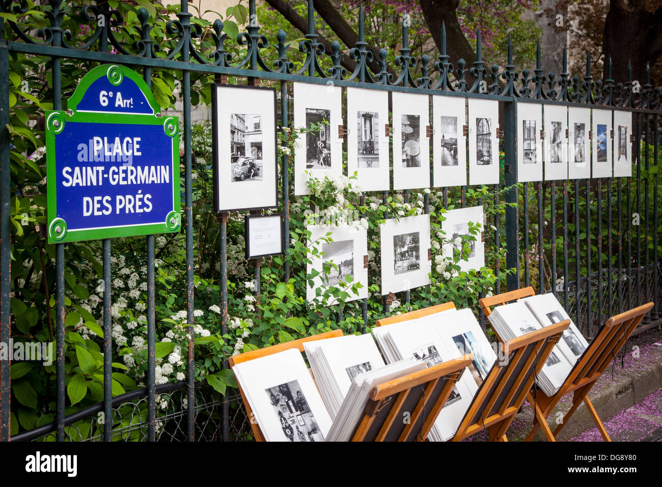 Paris wrought iron fence hi-res stock photography and images - Alamy