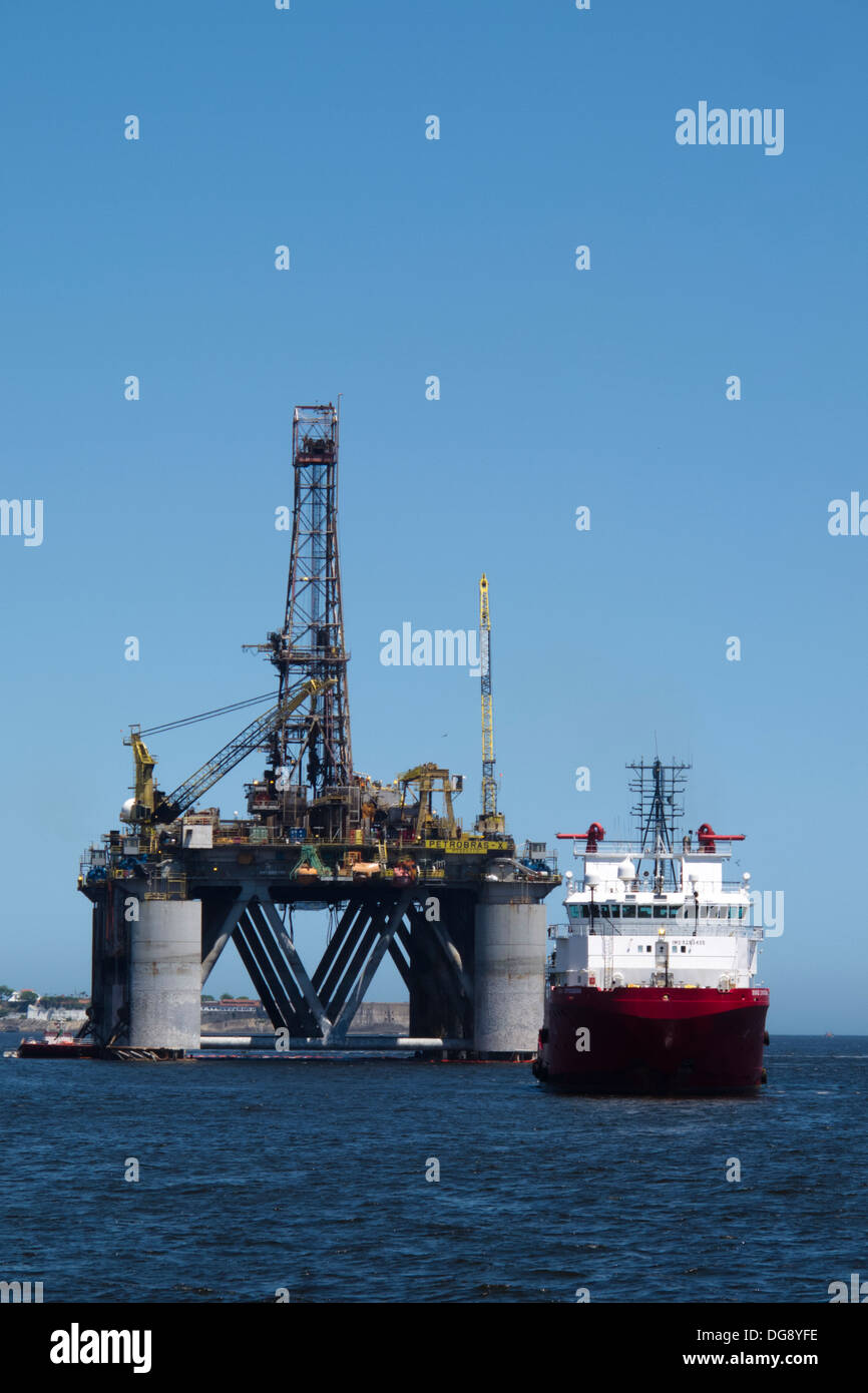 Tug boat towing oil rig hi-res stock photography and images - Alamy