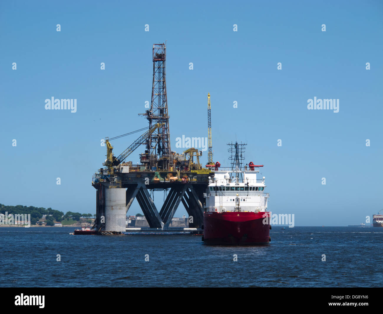 Tug boat towing oil rig hi-res stock photography and images - Alamy