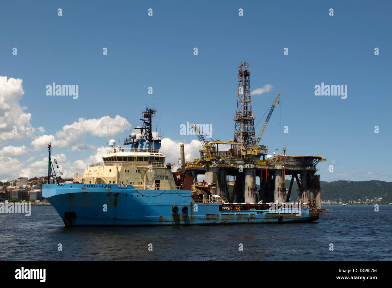 Tug boat towing oil rig hi-res stock photography and images - Alamy