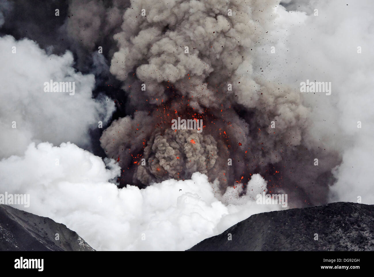 Volcano explosions hi-res stock photography and images - Alamy