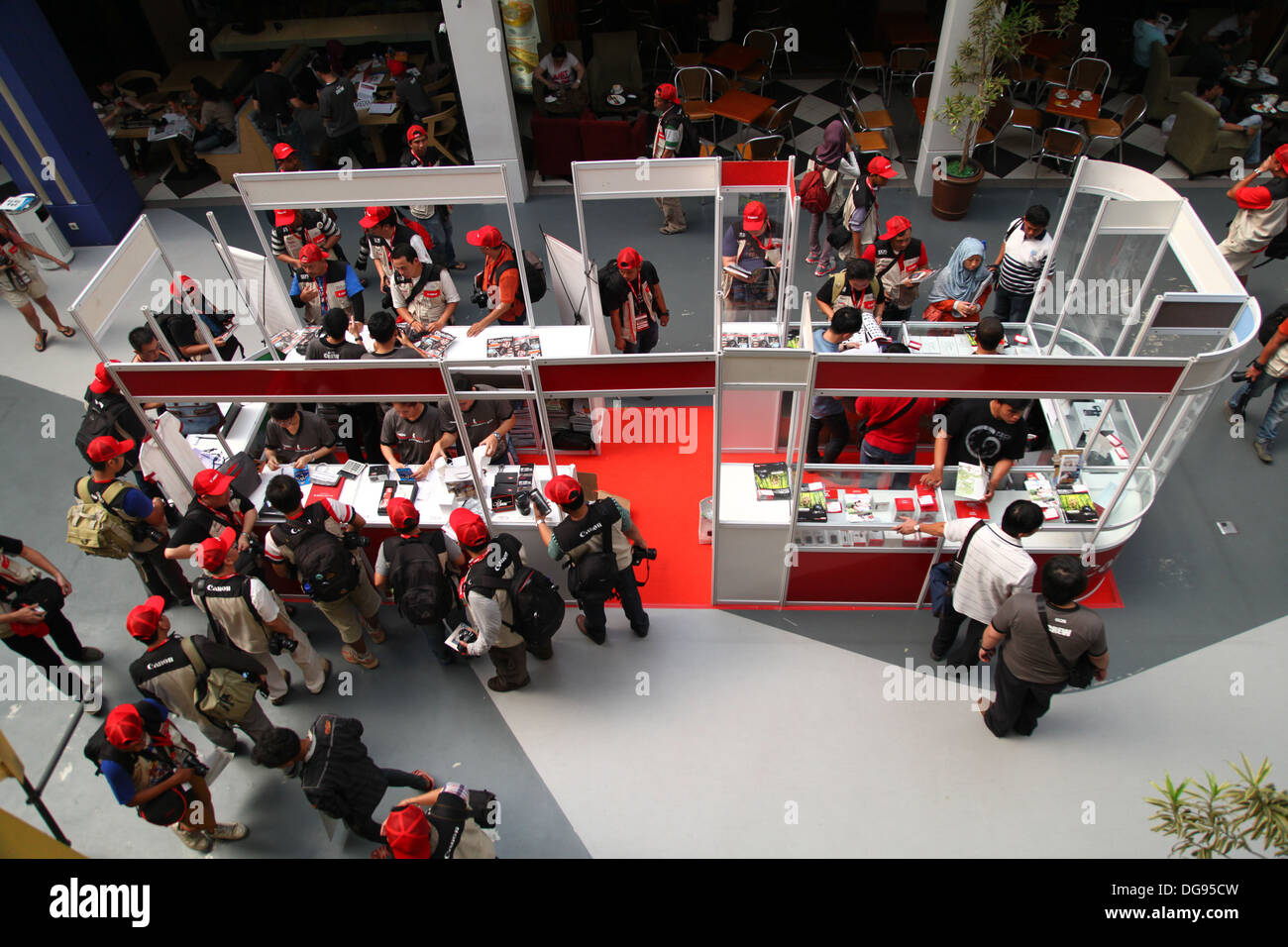 People Crowding High Resolution Stock Photography and Images - Alamy