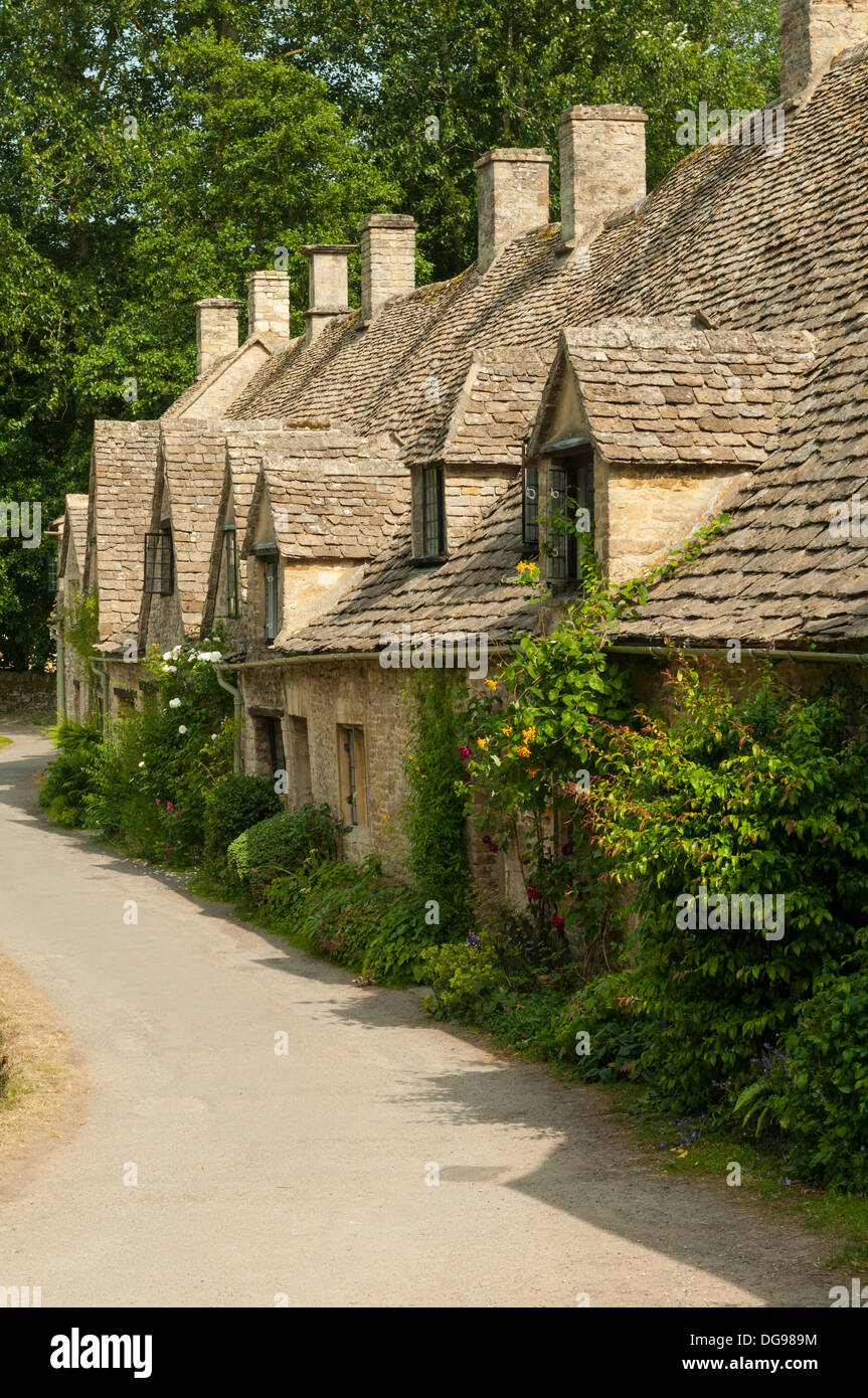 Row of cottages england hi-res stock photography and images - Alamy