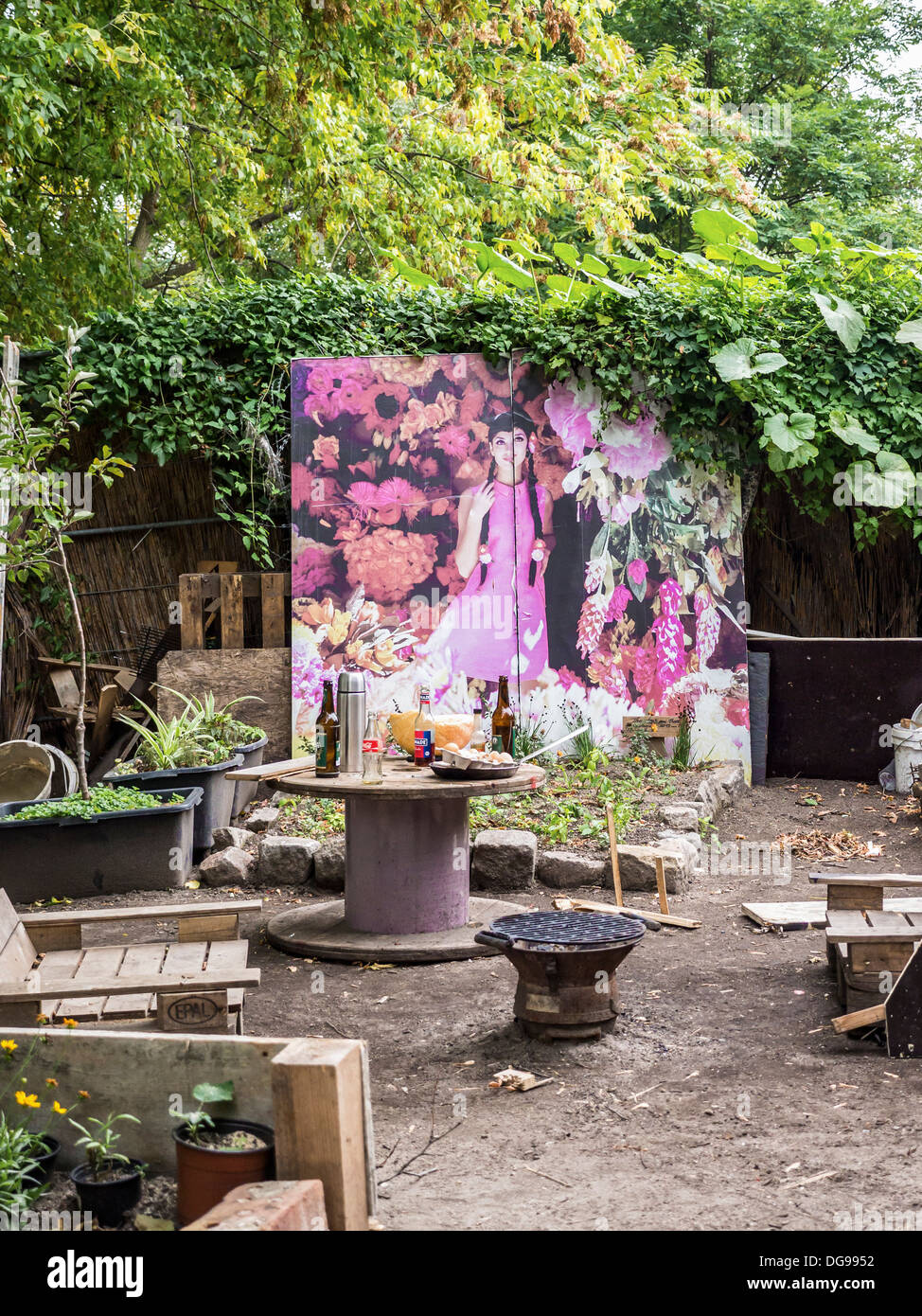 Tents in garden hi-res stock photography and images - Alamy