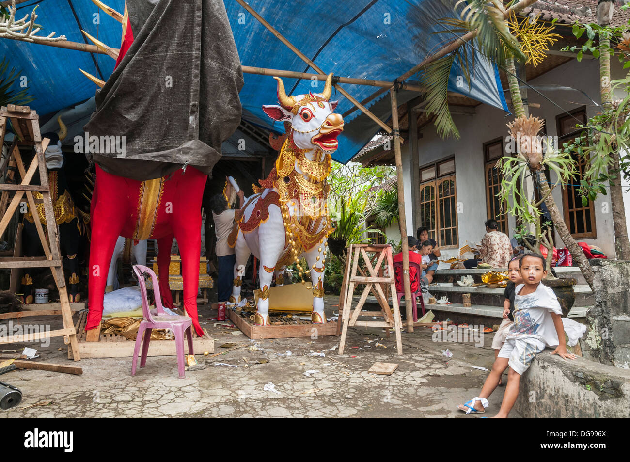 Villagers preparing bull Statues for a Hindu ritual cremation ceremony ...