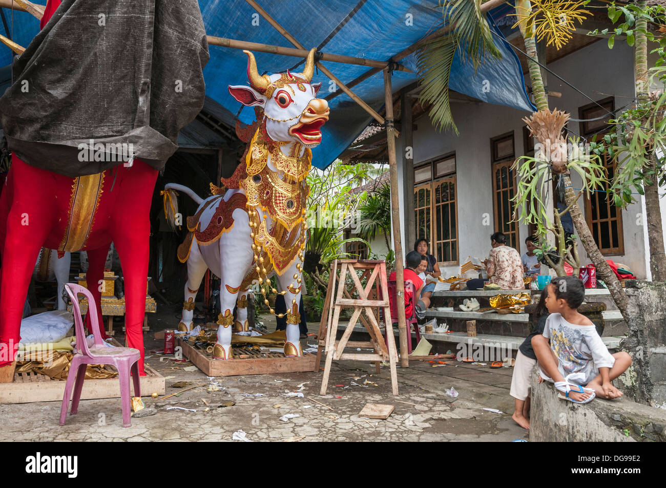 Villagers preparing bull Statues for a Hindu ritual cremation ceremony ...