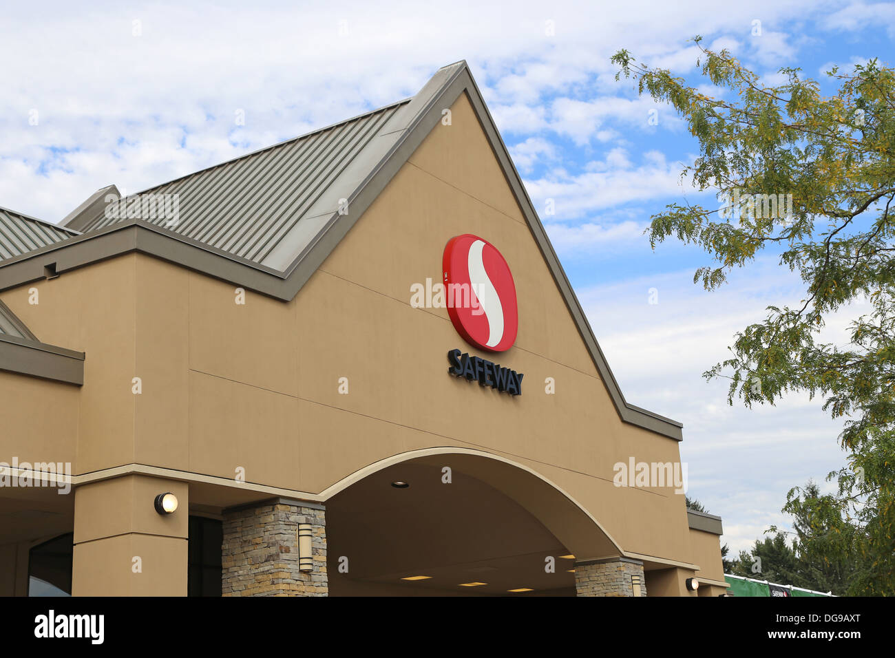 Safeway grocery store sign hi-res stock photography and images - Alamy