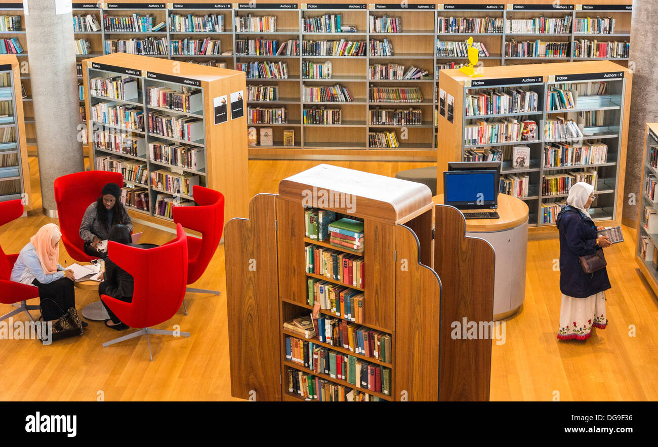 Interior of Birmingham Library showing people browsing and studying ...