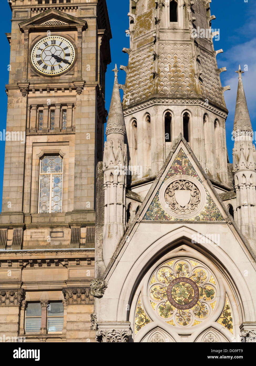 Birmingham Museum and Art Gallery clock tower with Chamberlain Memorial ...