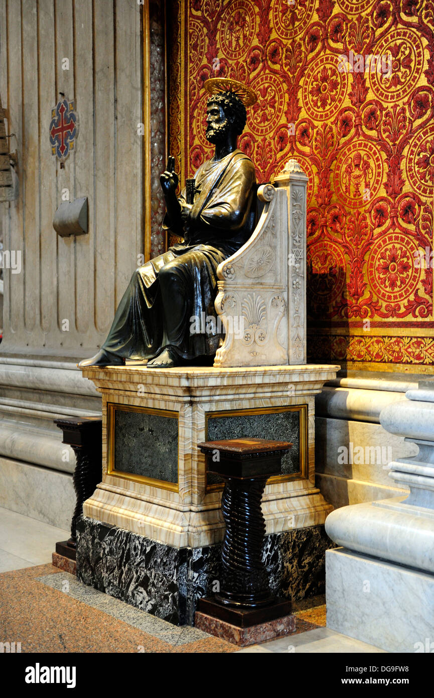 Statue of st peter rome hi-res stock photography and images - Alamy