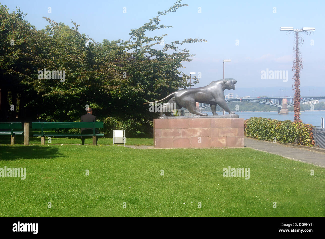 Sculpture man in suit hi-res stock photography and images - Alamy