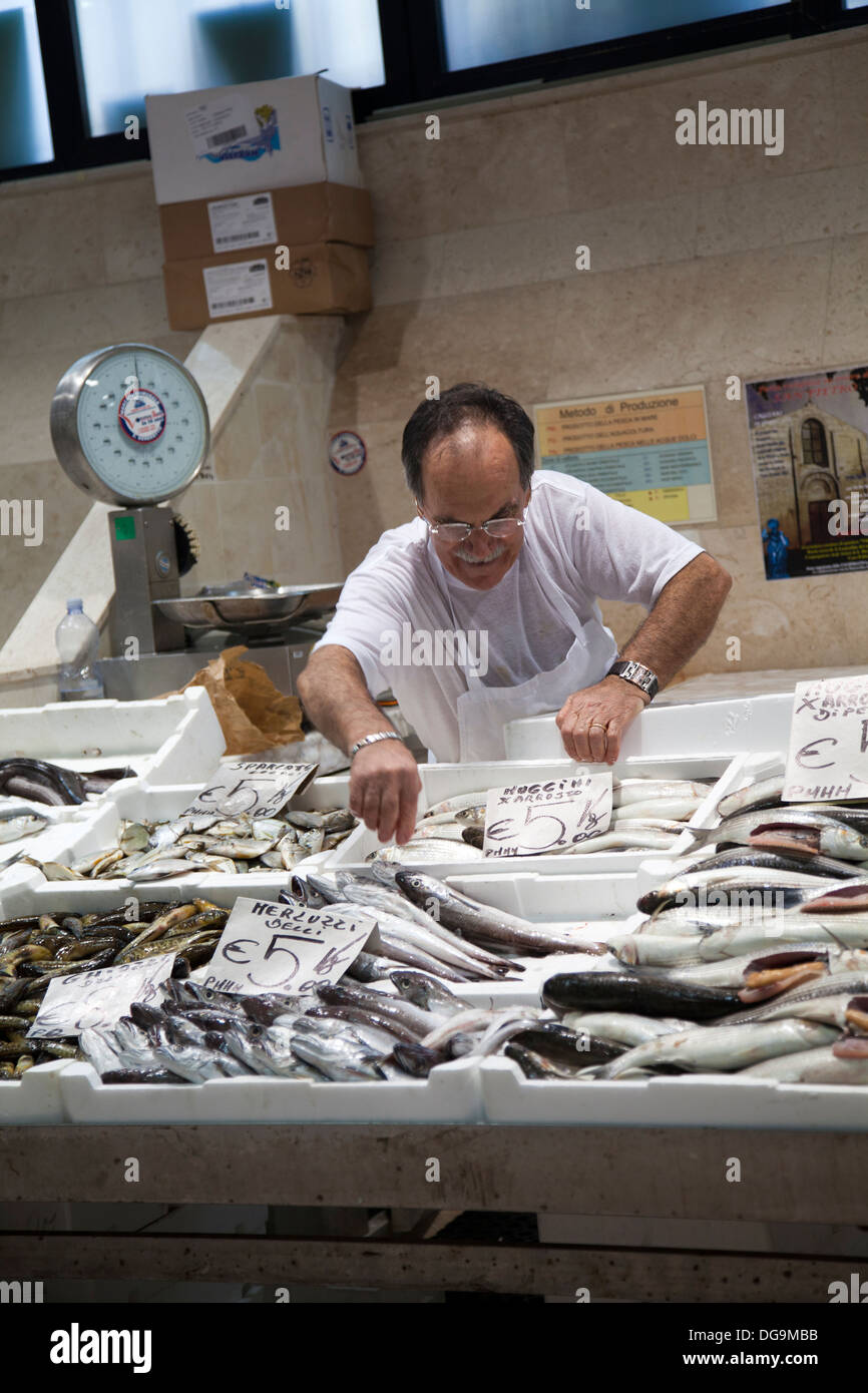 Sardinia fish market hi-res stock photography and images - Alamy
