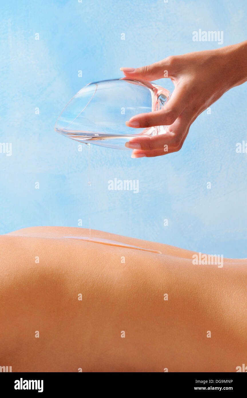 Pouring essential oil on the back in the SPA Stock Photo - Alamy