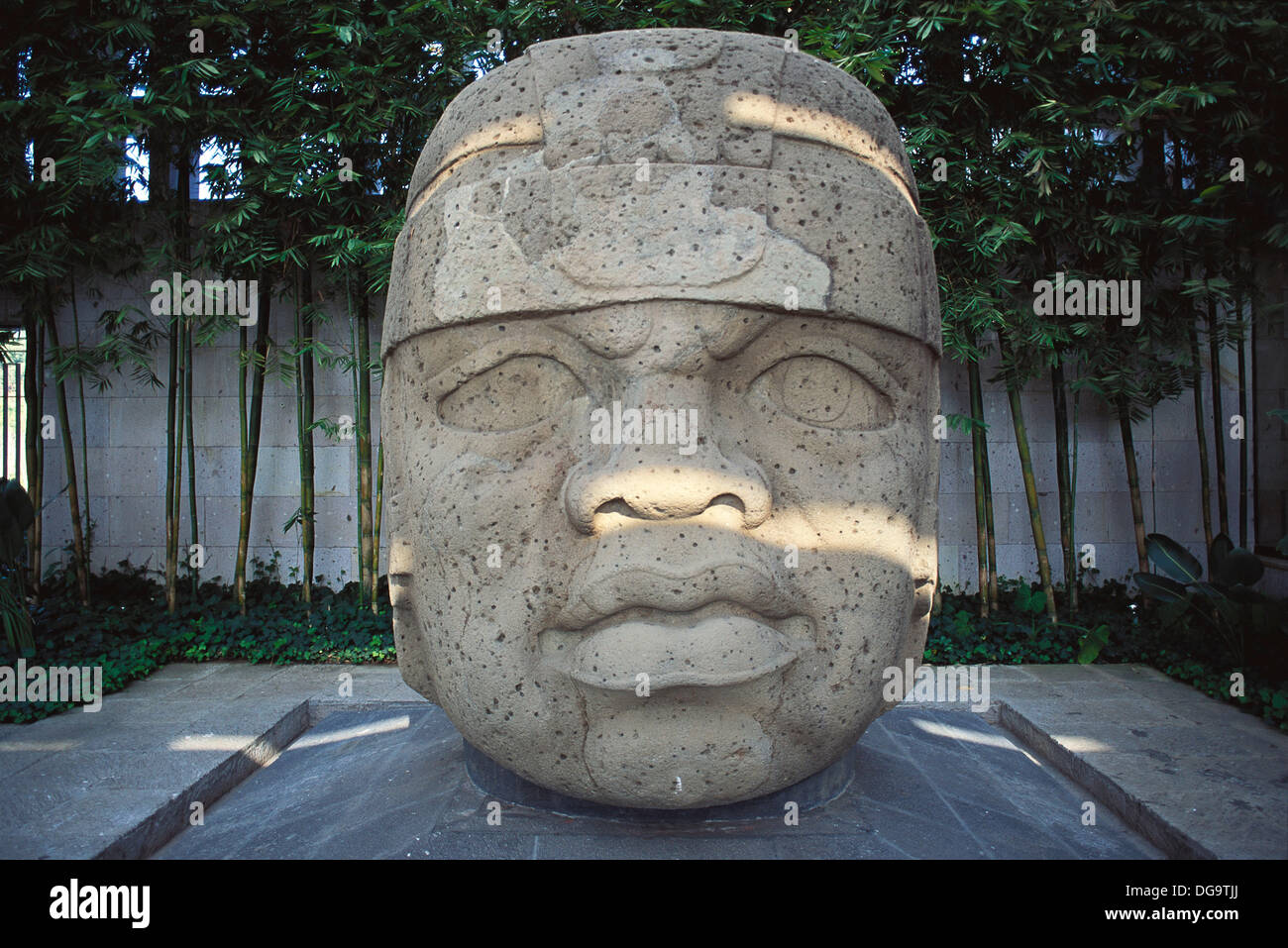 Colossal head hi-res stock photography and images - Alamy