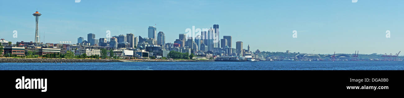 Waterfront and skyline of Seattle in Washington State, USA Full ...