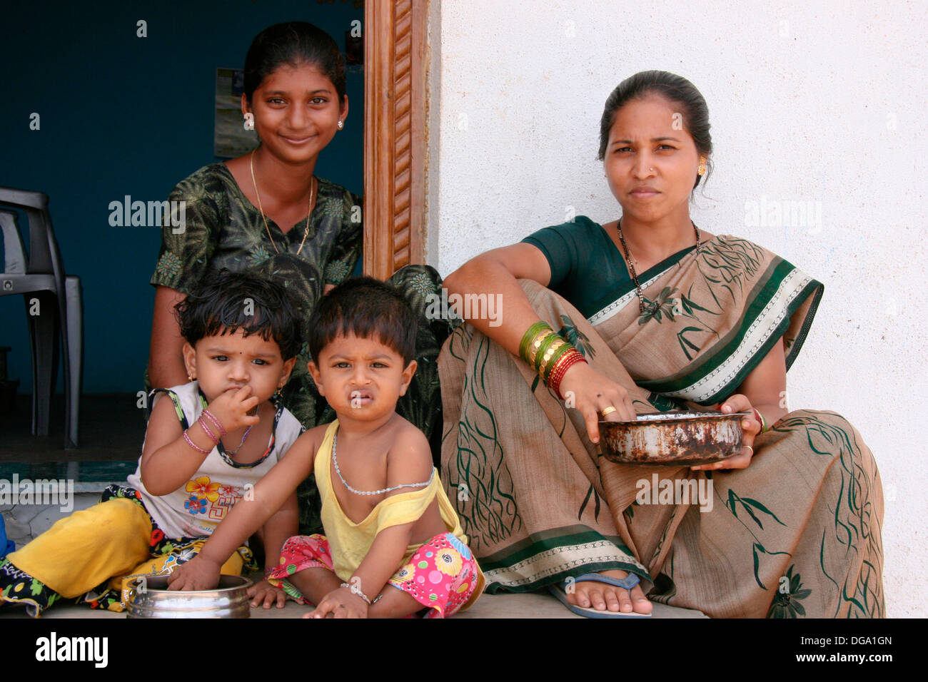 India house family hi-res stock photography and images - Alamy