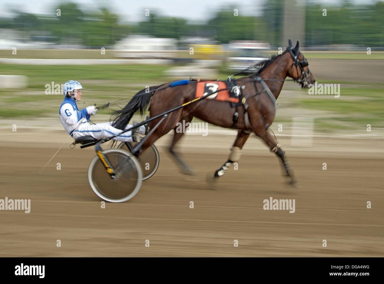 Harness horse racing hi-res stock photography and images - Alamy