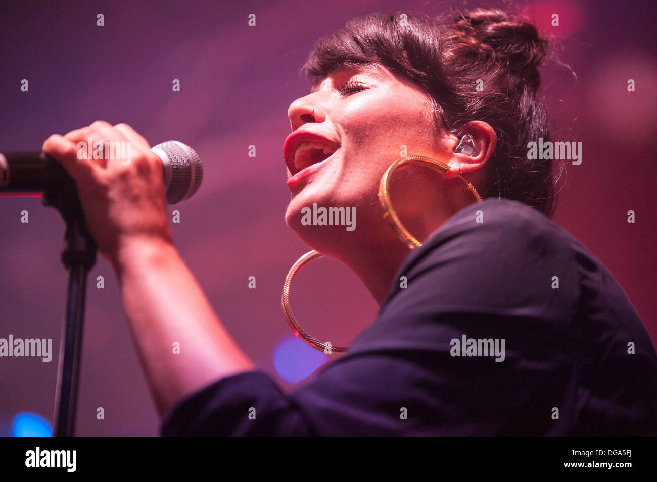 British singer jessie ware performs hi-res stock photography and images ...