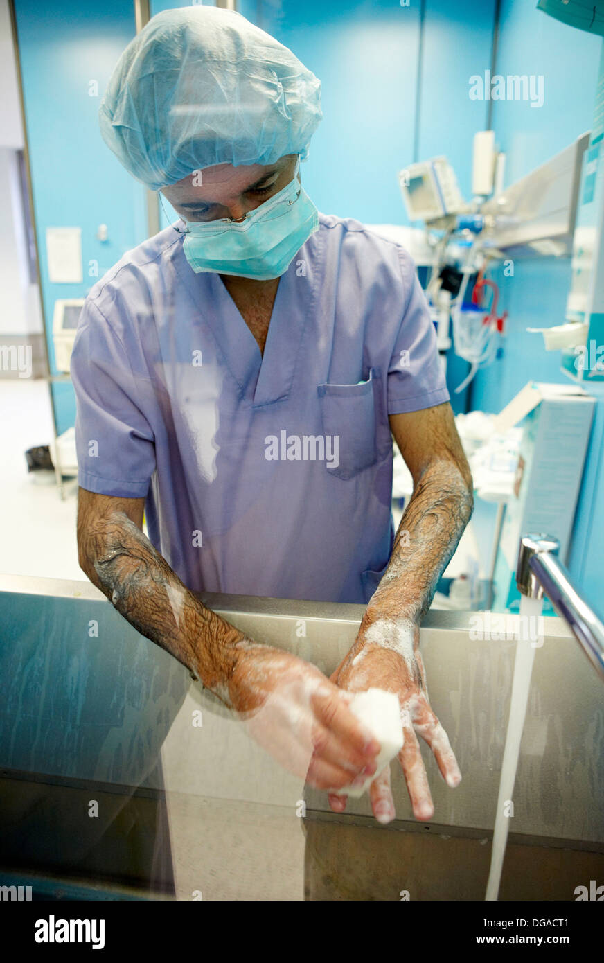 Surgeon washing hands, operating room. Hospital Policlinica Gipuzkoa ...