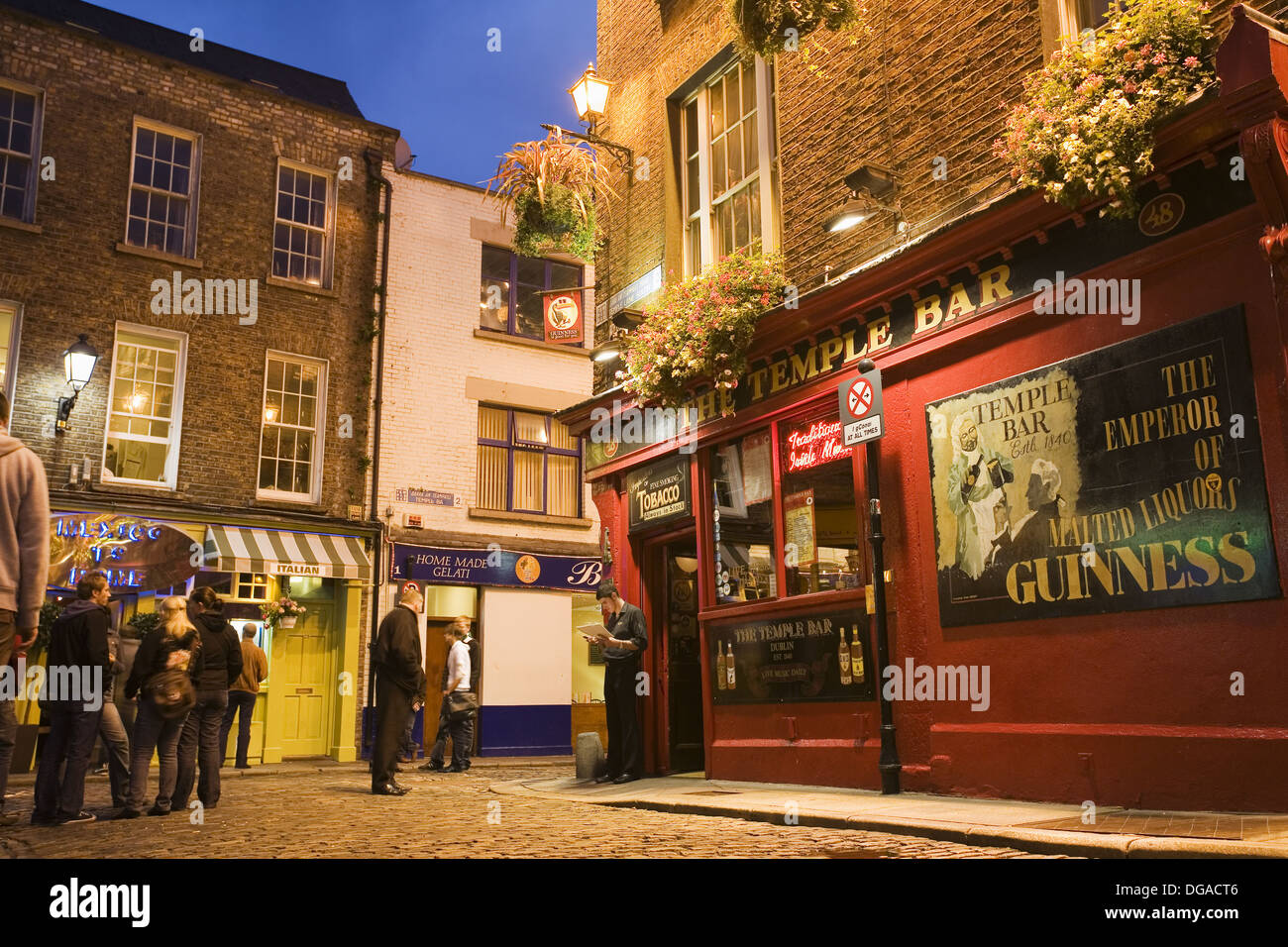 Cobblestone road dublin ireland hi-res stock photography and images - Alamy