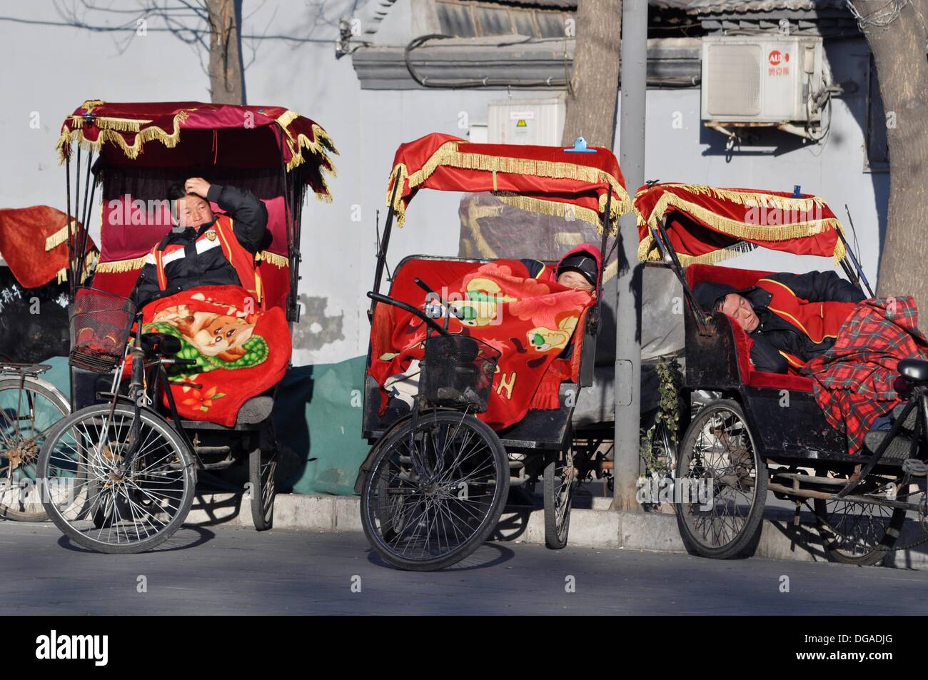 Rickshaw drivers waiting clients hi-res stock photography and images ...