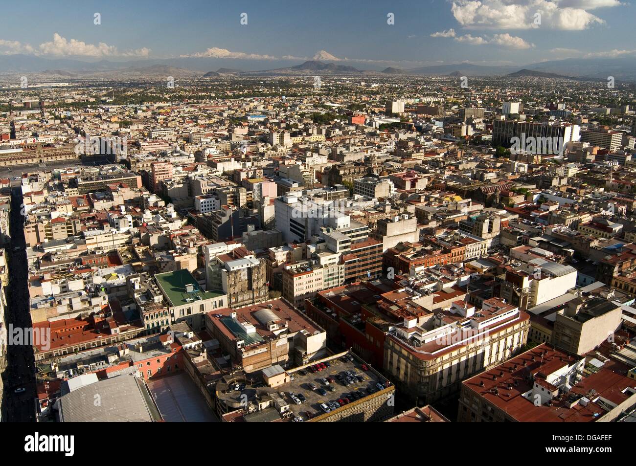 Aerial view of mexico city volcano hi-res stock photography and images ...