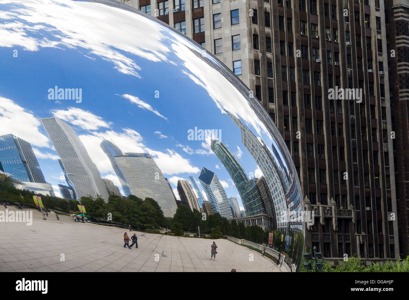 Bean chicago art reflective sculpture spherical hi-res stock ...