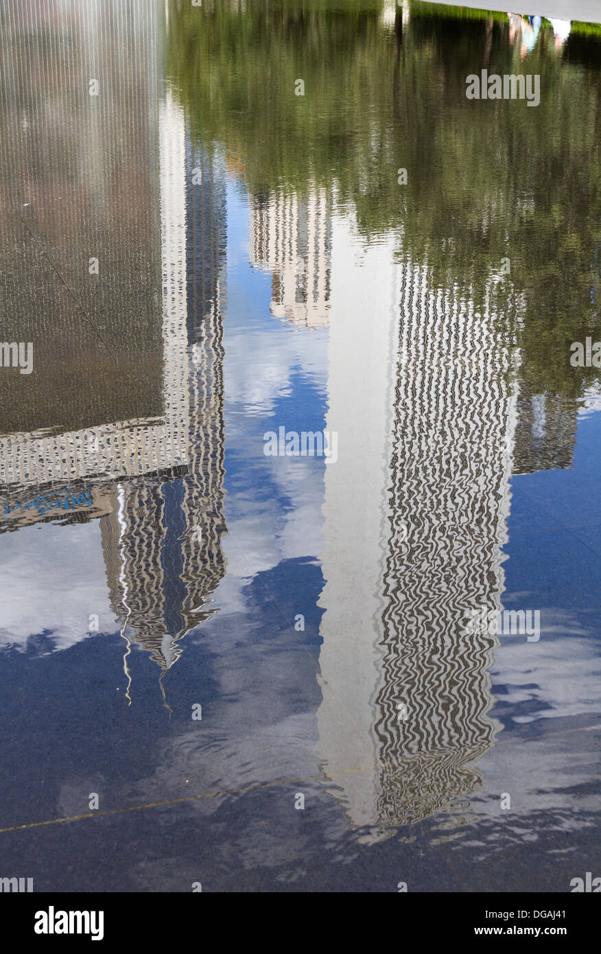 reflection in water of Aon building skyscraper, Chicago, USA Stock ...