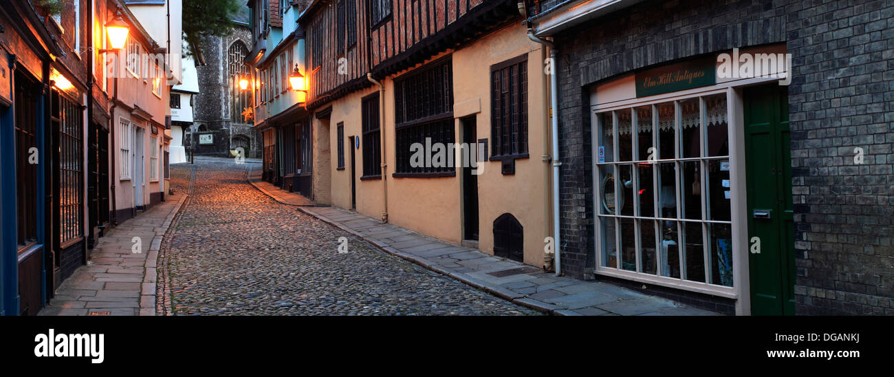 Tudor period Architecture and shops, narrow cobbled street, Elm Hill ...