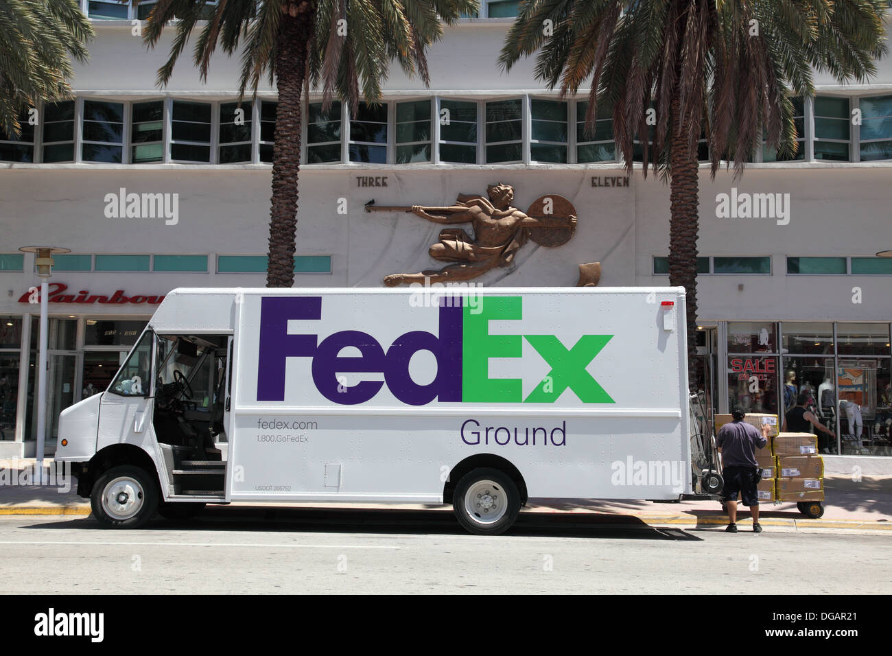 Fedex Delivery Man Stock Photos & Fedex Delivery Man Stock Images - Alamy