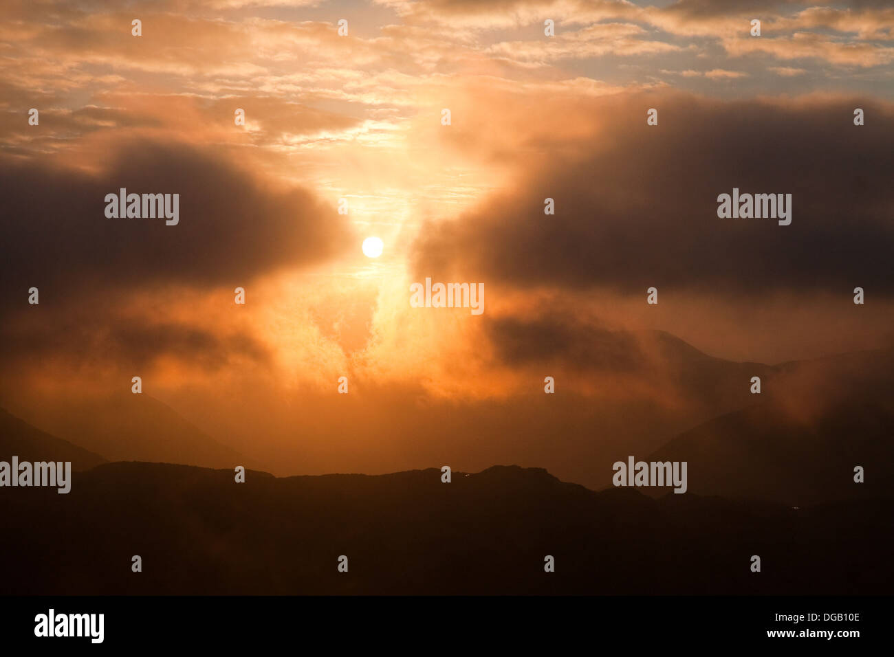 Sun over mountains uk hi-res stock photography and images - Alamy