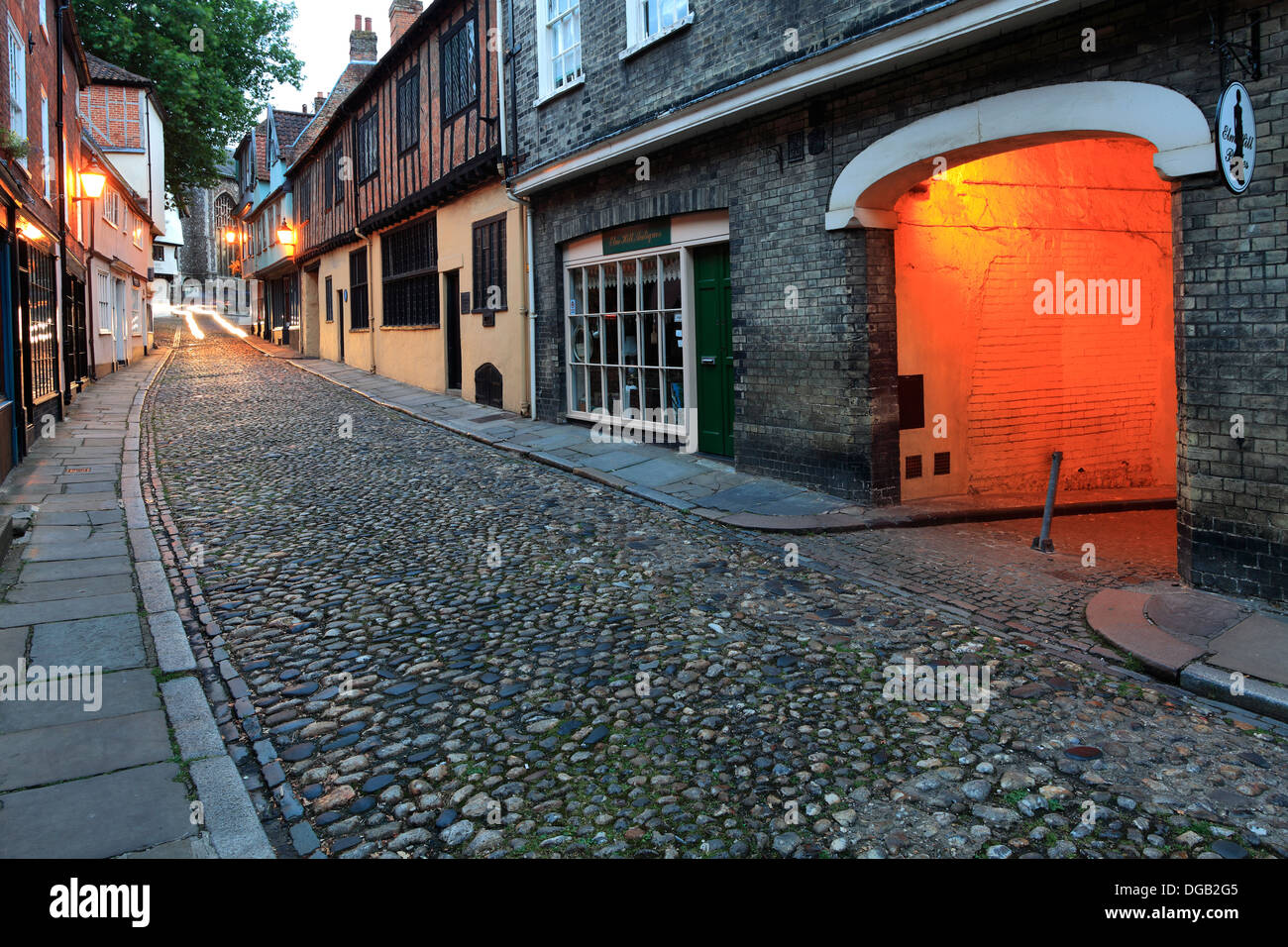 Tudor period Architecture and shops, narrow cobbled street, Elm Hill ...