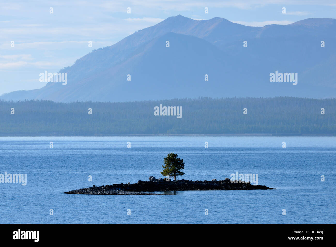 Lakes in yellowstone hi-res stock photography and images - Alamy