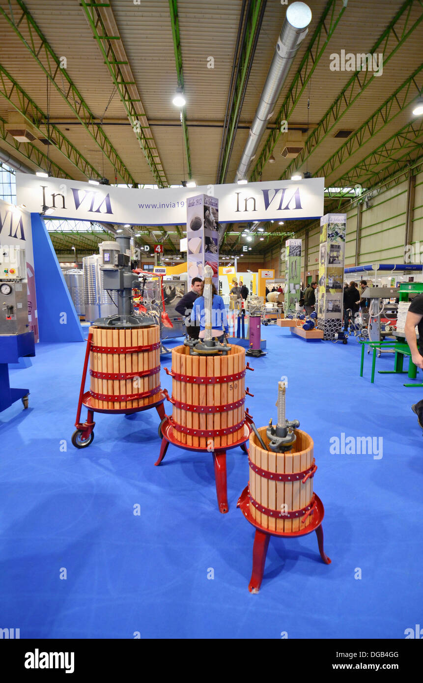 Vine growing techniques hi-res stock photography and images - Alamy