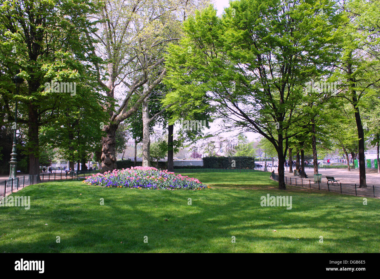 Paris park in spring hi-res stock photography and images - Alamy